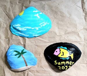 10 Hand Painted Beach Themed Seashells for Summer - The Classy Chics